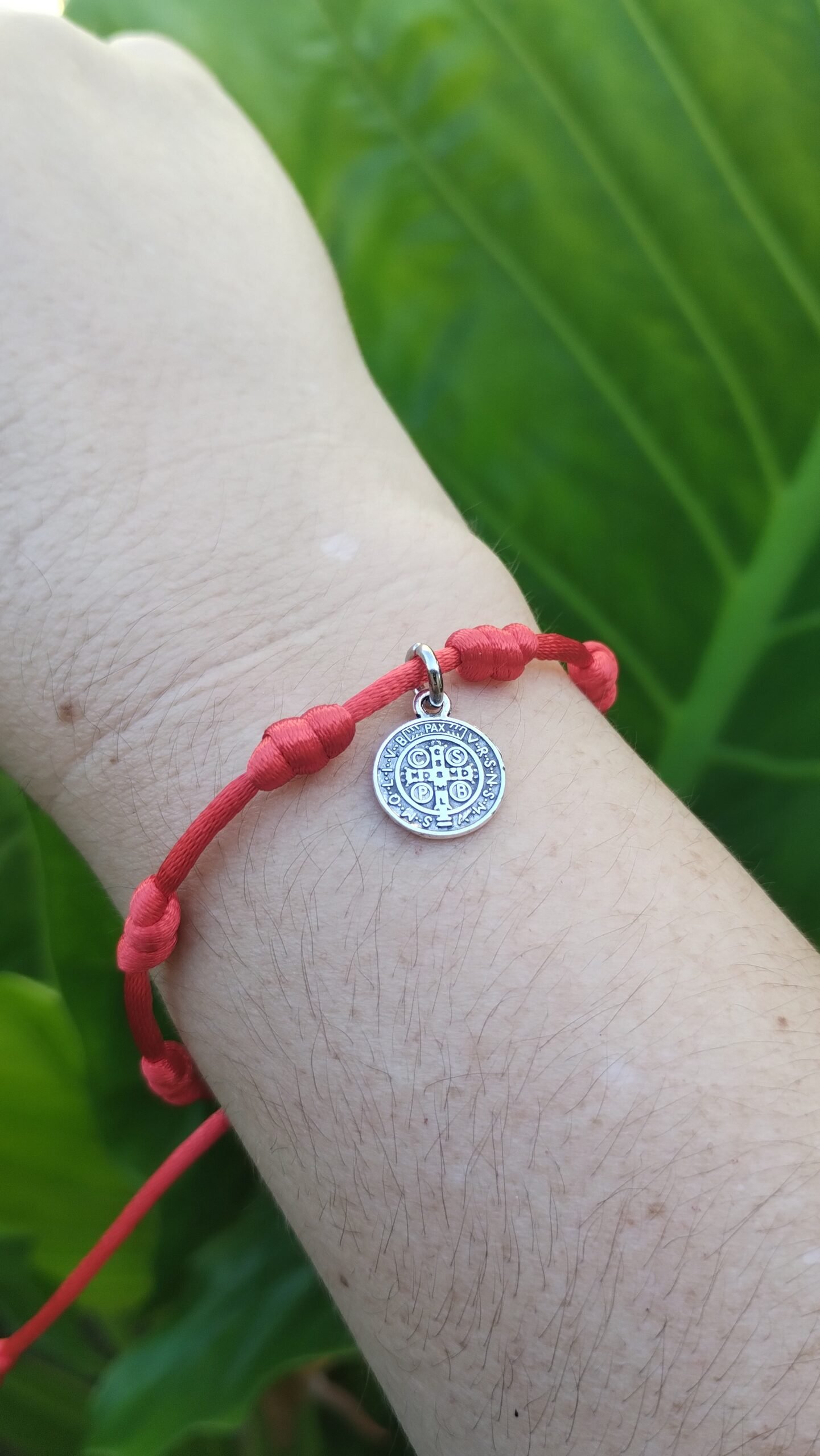 Pulsera 7 Nudos con Dije San Benito - Altar Esotérico